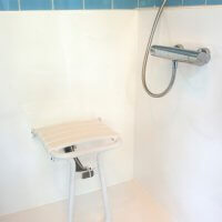 Quelles dimensions pour une douche PMR
