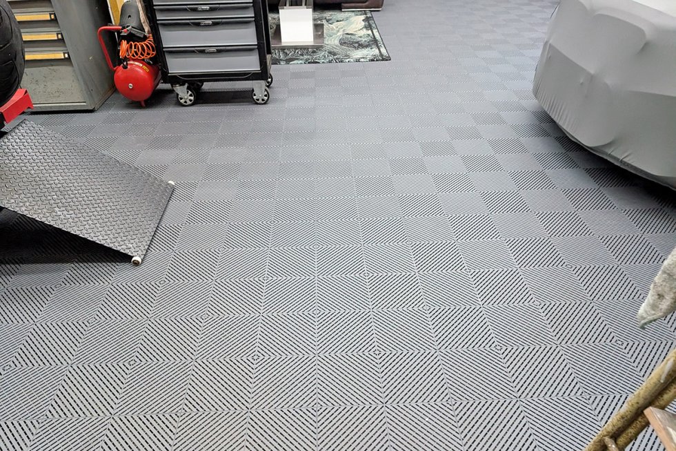 Dalles de sol garage en PVC à clipser : avantages, pose et prix